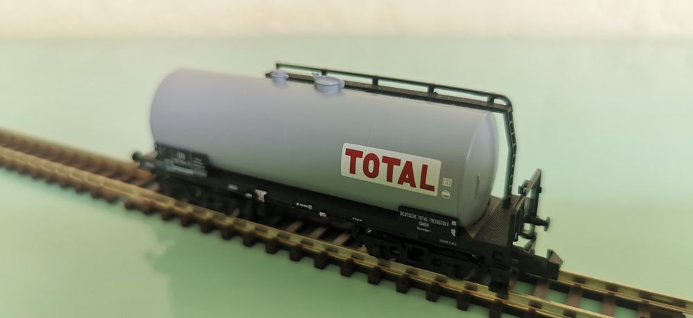 Minitrix 13974 Vierachsiger Kesselwagen TOTAL, NEU in OVP (Neu (gemäss ...
