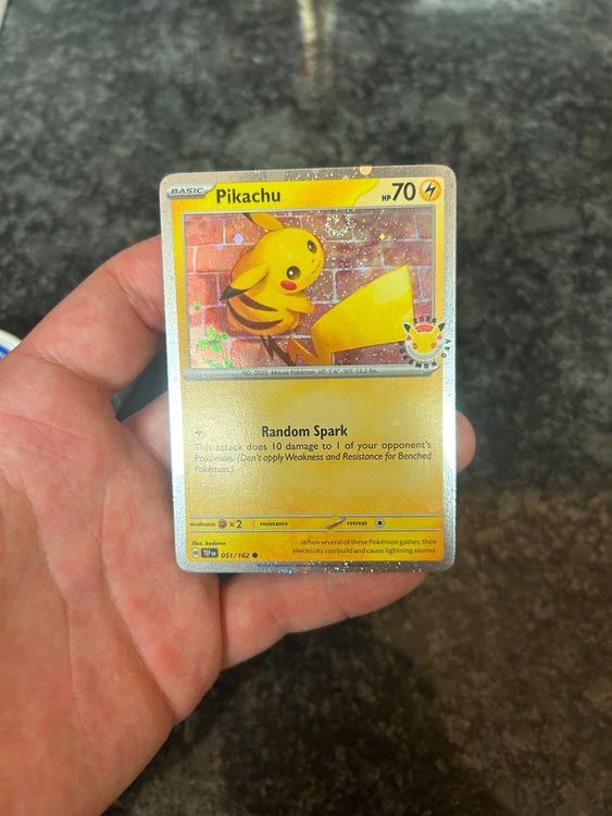 Pokémon Day Pikachu mit Swirl über dem Kopf! (Neu (gemäss Beschreibung ...