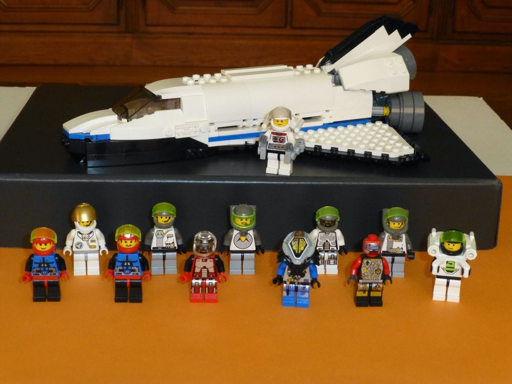 Lego Space/11 Minifiguren + Set 31066 Space Shuttle Explorer (Gebraucht ...