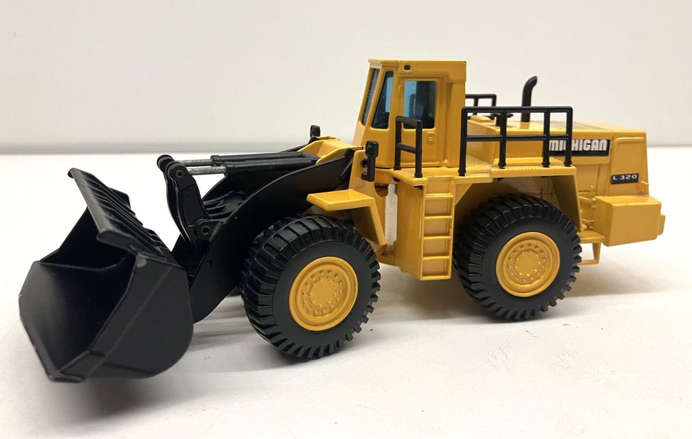 JOAL Spain: 1:50 Pneulader MICHIGAN L320 - Metall | Kaufen auf Ricardo
