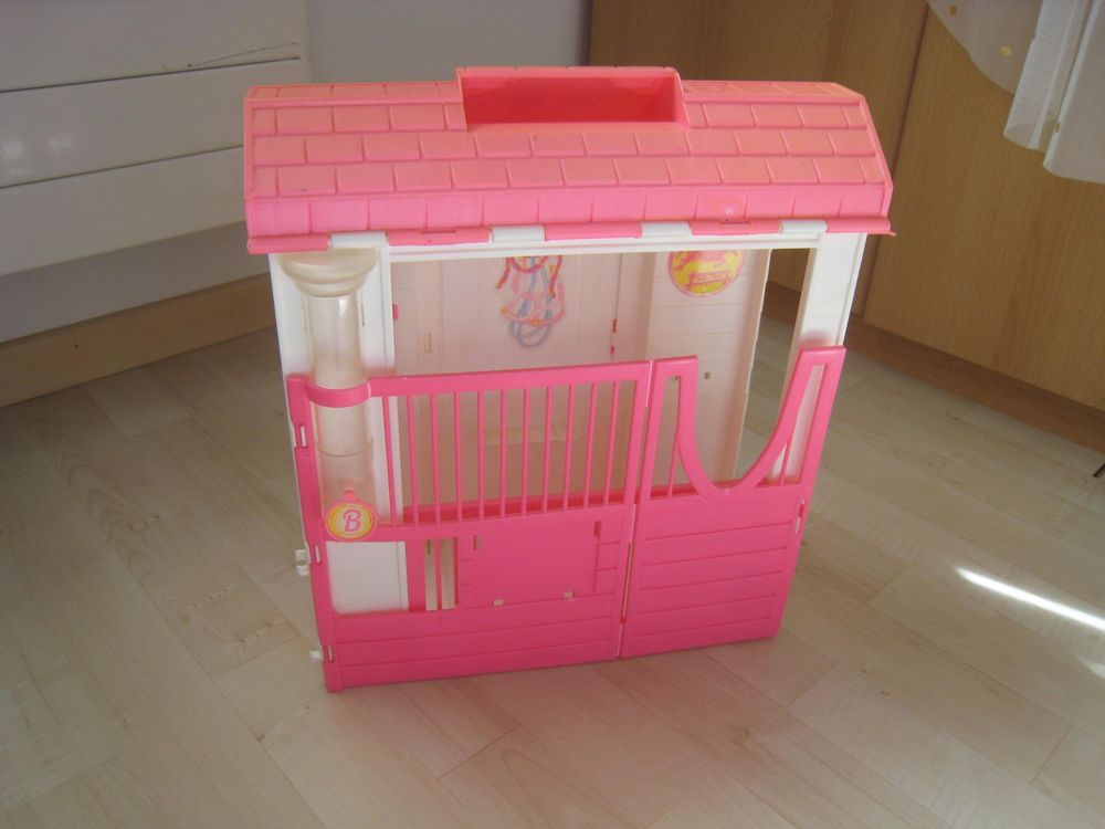 altes Barbie Stall Haus mit viel Zubehör (Gebraucht) in Dättlikon für ...