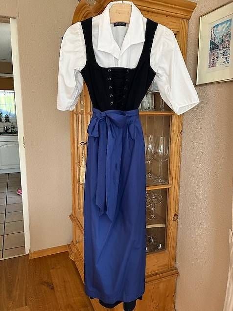 Dirndl Mit Bluse Und Schurze