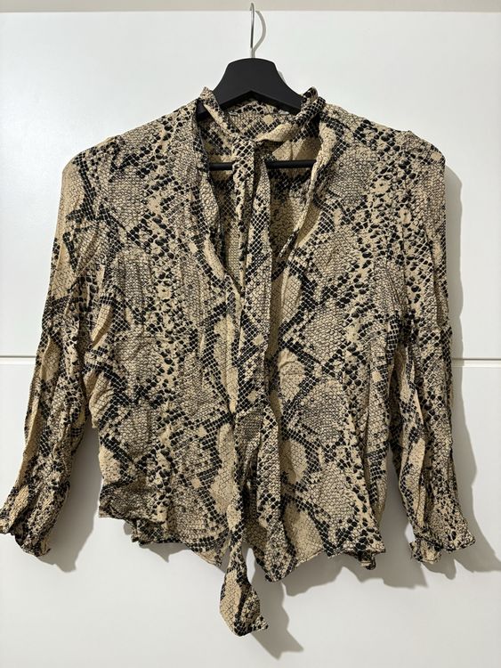 Snake Print Tie-Neck Blouse (Gebraucht) in Zürich für CHF 10 – mit ...