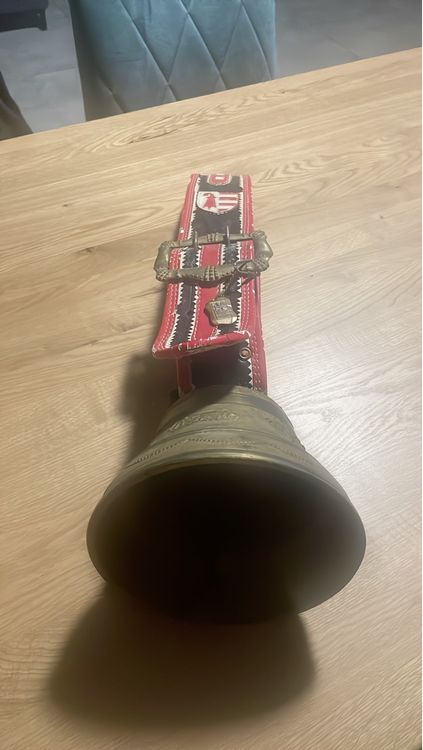Cloche de vache ancienne avec ceinture en cuir (Gebraucht) in Courchapoix für CHF 150 – mit ...