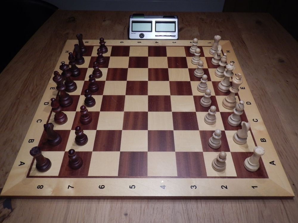 Schachbrett + Uhr + Figuren | Kaufen auf Ricardo