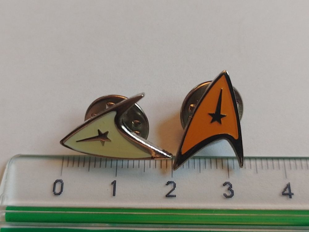 STAR TREK Badges Pins 2 Stück Gelb und Orange (Gebraucht) in Baden für ...