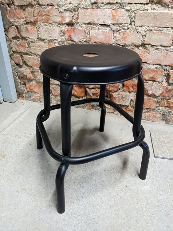 Stabiler Hocker aus Metall in schwarz | Kaufen auf Ricardo