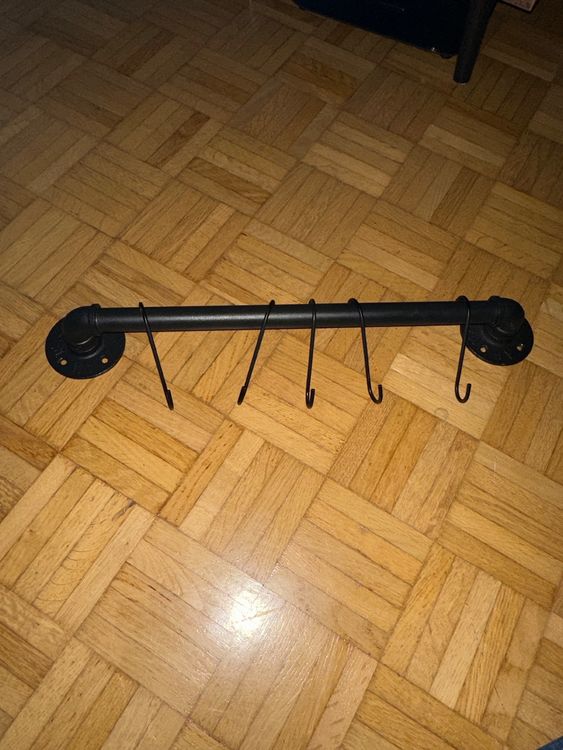 Stange mit 5 Hacken (Gebraucht) in Adliswil für CHF 1 – mit Lieferung ...