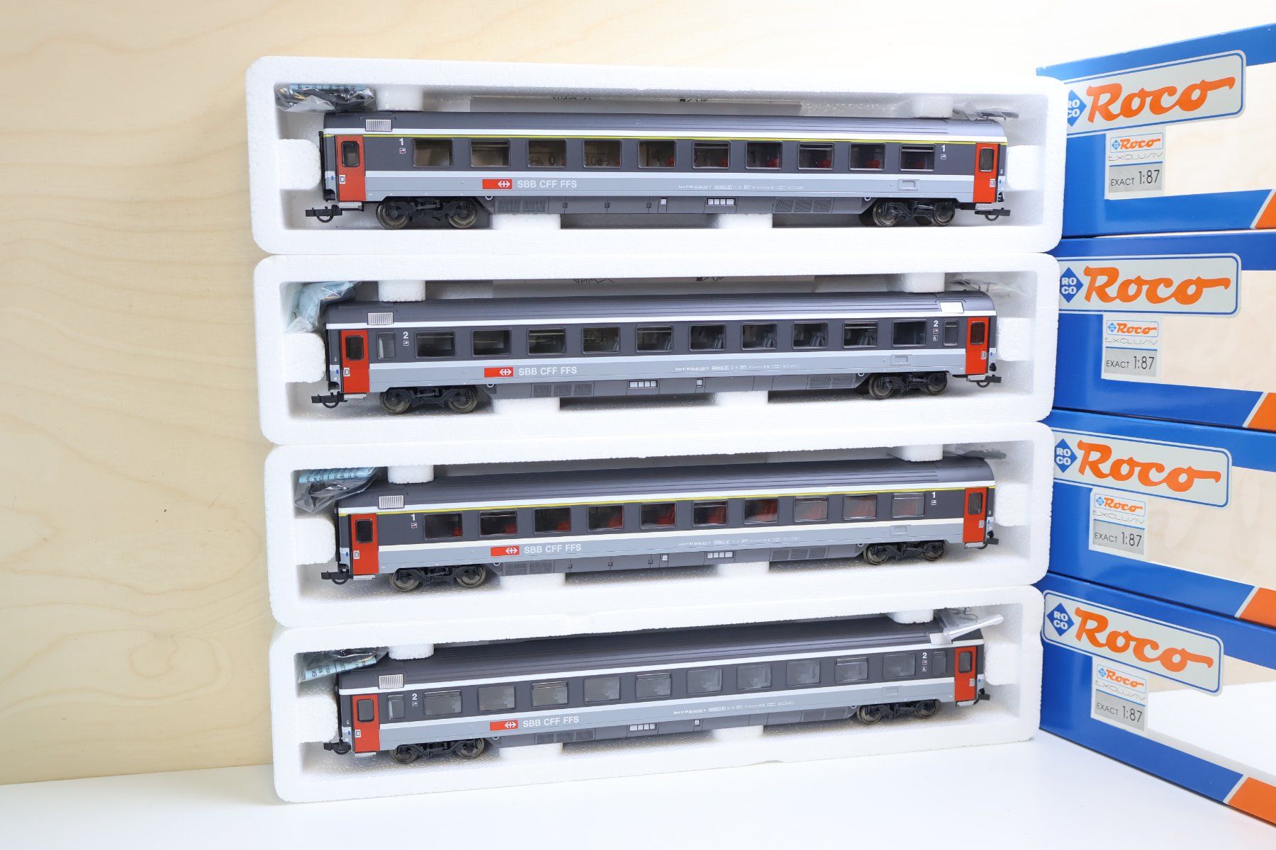 ROCO 4 x SBB moderne Personenwagen H0 44770/44771 - Top (Gebraucht) in ...