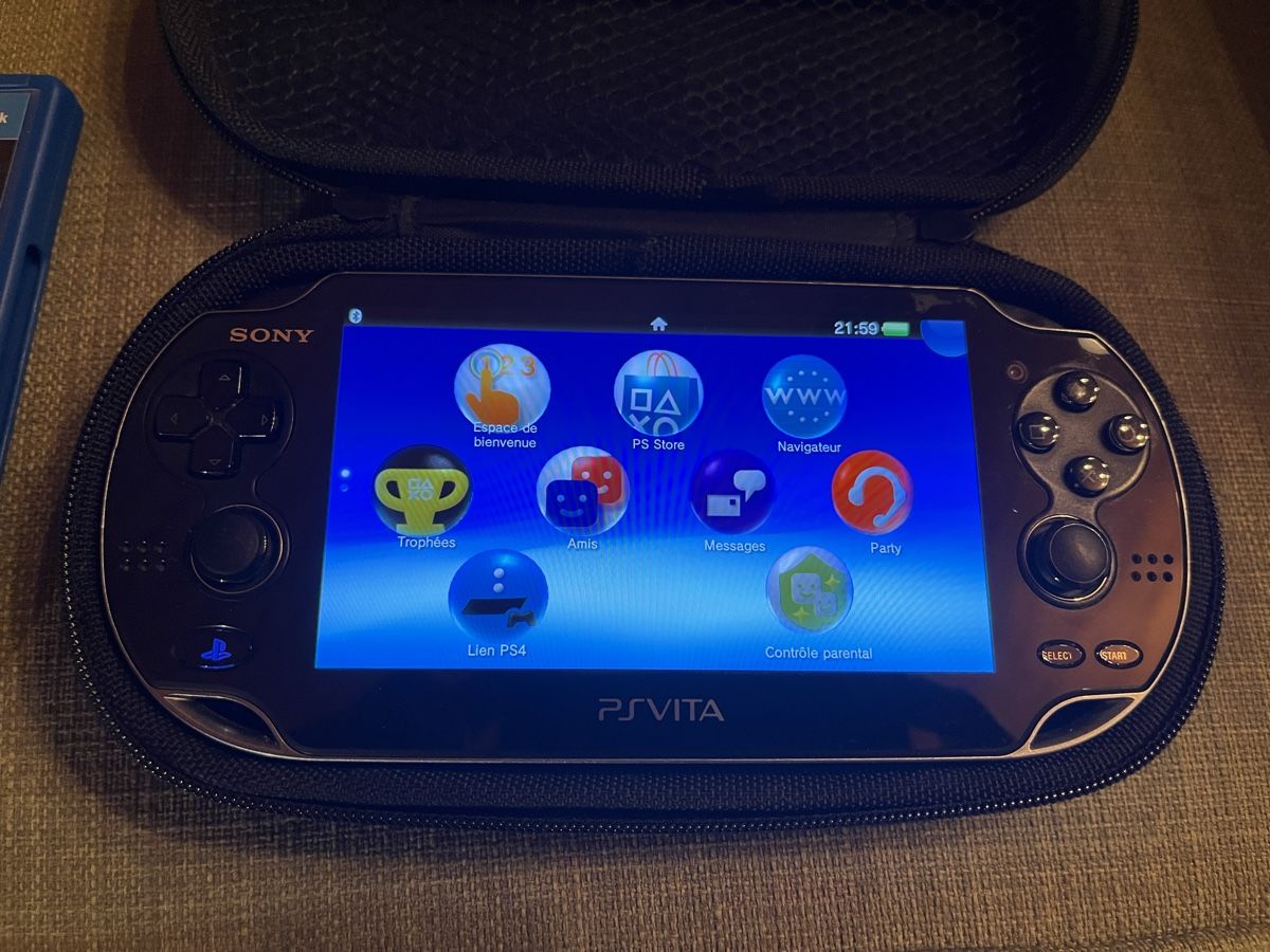 PS Vita Oled 1004 + jeux et accessoires (D'occasion) à Perly pour CHF ...