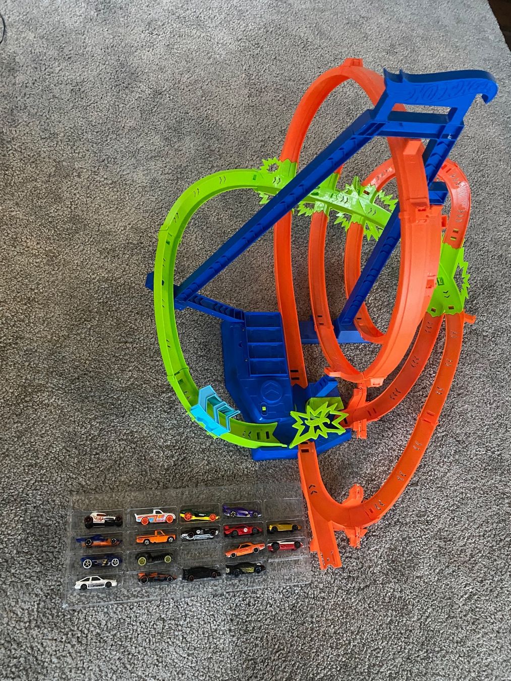 Hot Wheels Looping Spielset mit 17 Autos! Neuer Preis! (Gebraucht) in ...