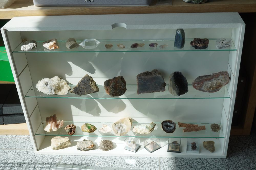 Vitrine voller Mineralien usw - Azurit-Fulgurit lot6 ab30.- (Neu und originalverpackt) in ...