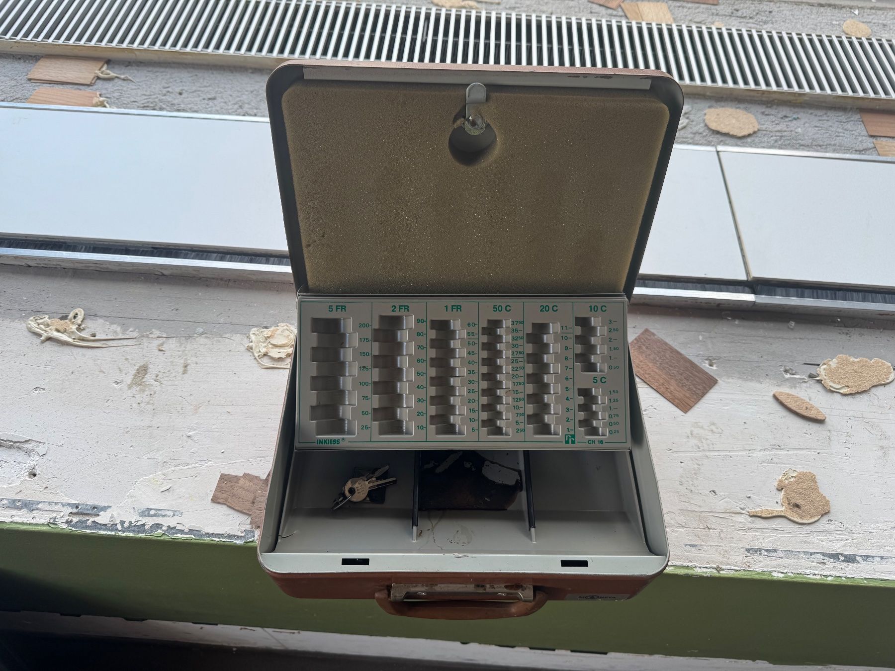 Kasse / Geldkasette (Gebraucht) in Hombrechtikon für CHF 1 – mit ...