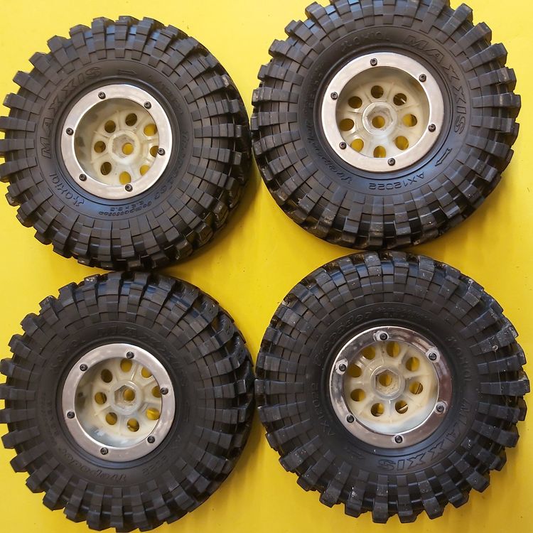 4 Stück AXIAL Maxxis Crawler Räder 2.2 mit Kunststoff-Felgen | Kaufen auf Ricardo