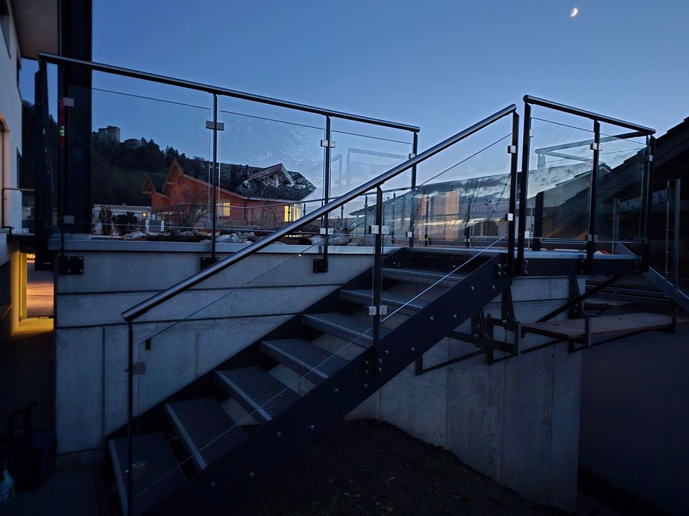 Podest mit Treppe und Glasgeländer (Neu (gemäss Beschreibung)) in Wikon ...