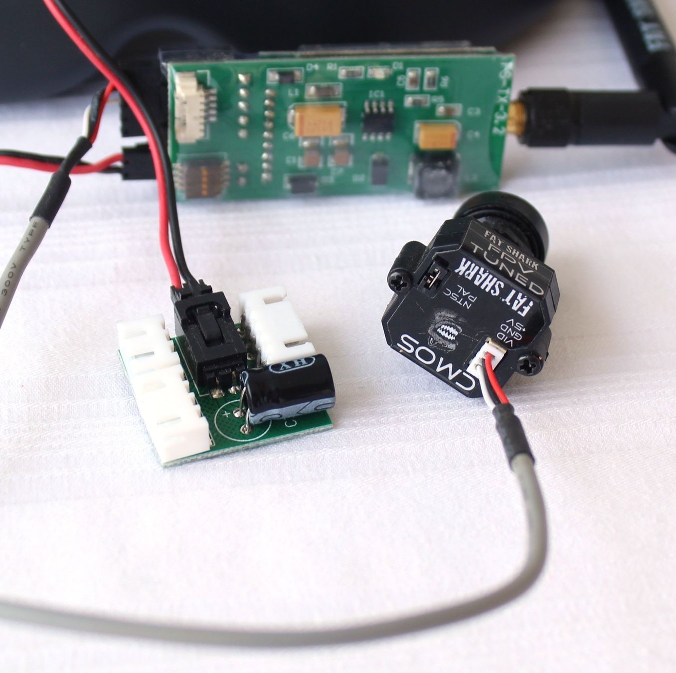 Brille Fatshark V2 5.8 Ghz mit Battery Pack + Kamera 600 TVL (Neu ...