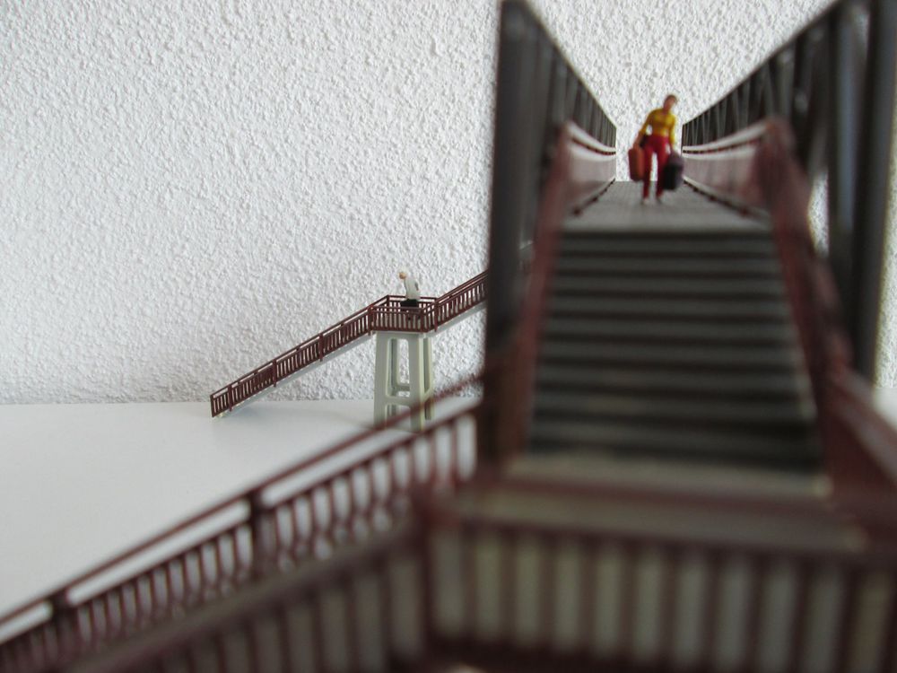 H0 Faller 120179 Kibri 45738 Fussgängerbrücke + Stellwerk (Gebraucht ...