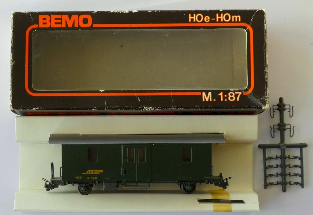 Bemo H0m; Set grün und Chrom; 1 Lokomotive, 7 Wagen in grün (Defekt) in ...