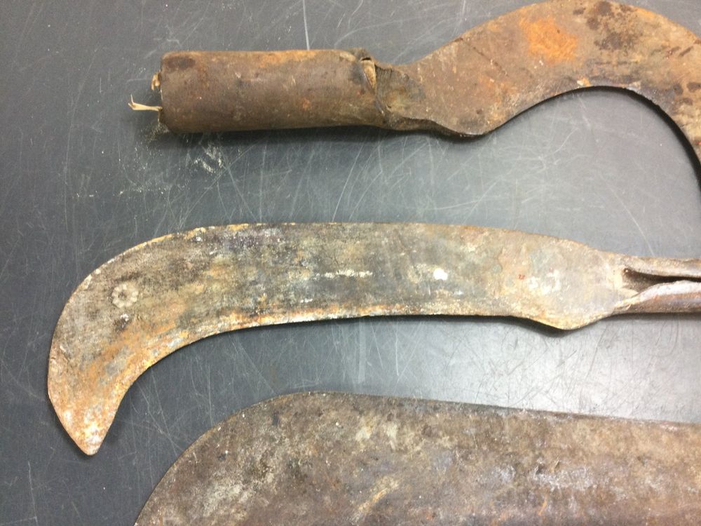 Antike rostige Gertel oder Sicheln und Mauser Messer (Gebraucht) in ...