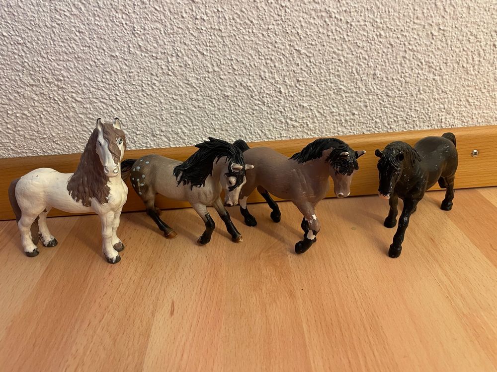 Schleich 4 verschiedene Pferde (Gebraucht) in Root für CHF 10 – mit Lieferung auf Ricardo kaufen