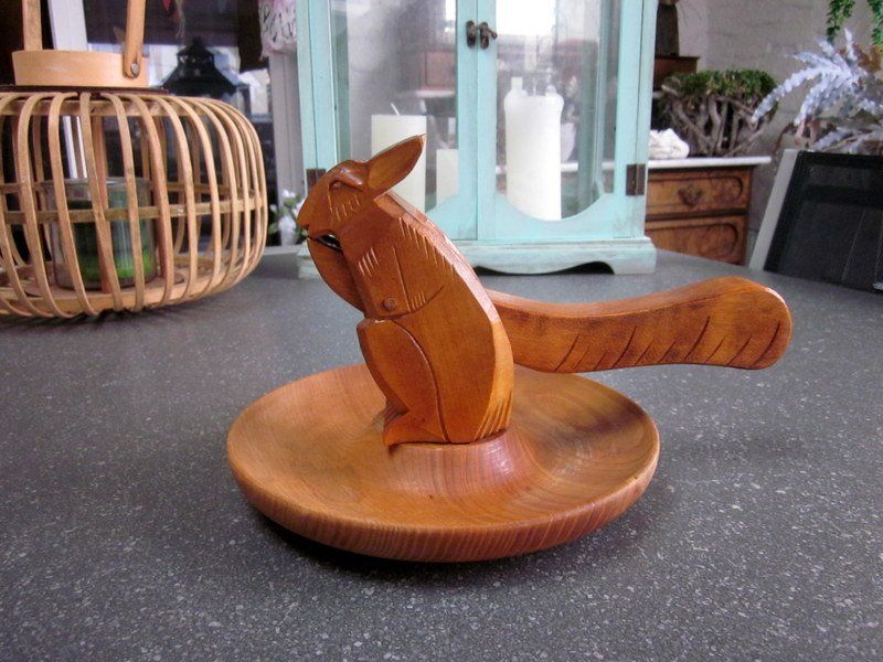 Vintage Eichh rnchen Nussknacker Mit Schale Aus Holz Gebraucht In