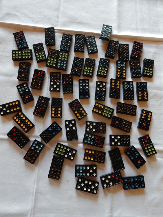 Domino Spielsteine 9er bunt schwarz mit 3 Affen Vintage (Gebraucht) in Jona für CHF 9 – mit ...