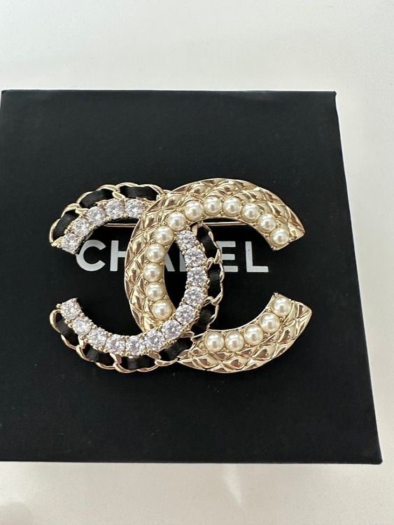 Chanel Brosche (Gebraucht) in für CHF 290 – mit Lieferung auf Ricardo ...