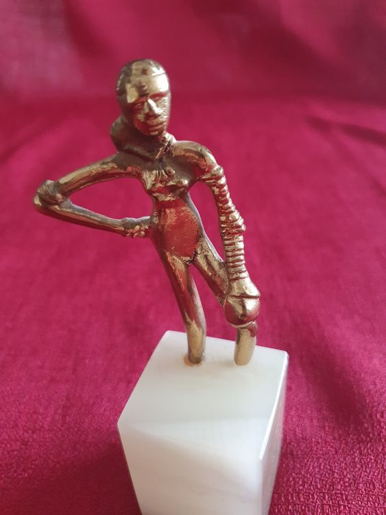 Bronze Figur Dancing Girl of Mohenjo Daro auf Marmor Sockel (Gebraucht) in Auw für CHF 25 – mit ...