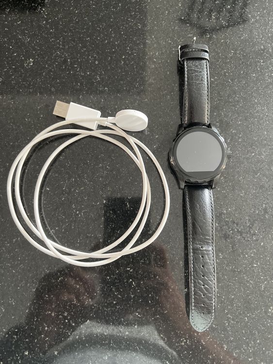 Montre connectée Fossil Dw2a, bracelet cuir noir (D'occasion) à Roche ...