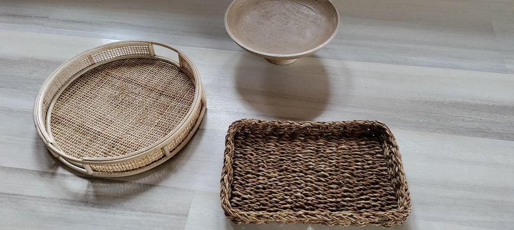 Various wood/straw trays/platters + 1 large metal platter (Gebraucht ...