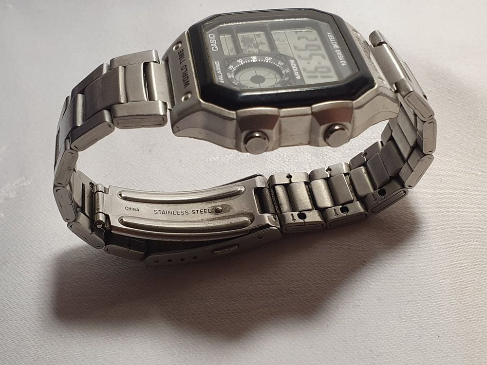 Armbanduhr Casio world time illuminator Stahlband (Gebraucht) in Azmoos ...