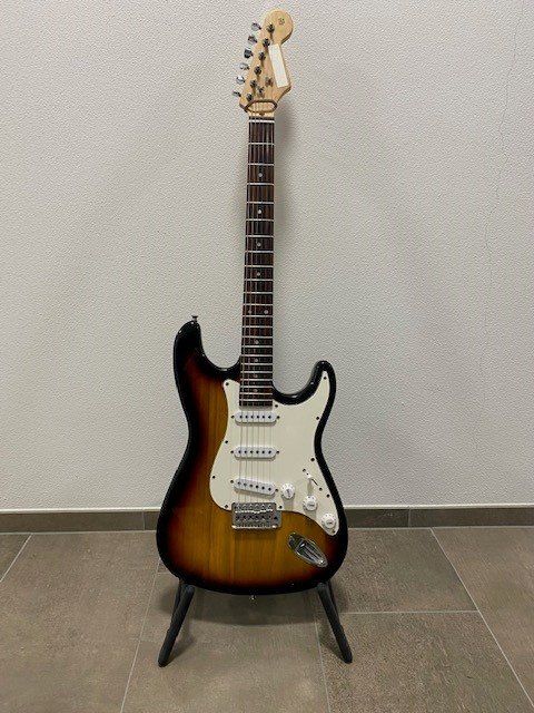 Stratocaster SSS 3 Tone Sunburst - No Name | Kaufen auf Ricardo