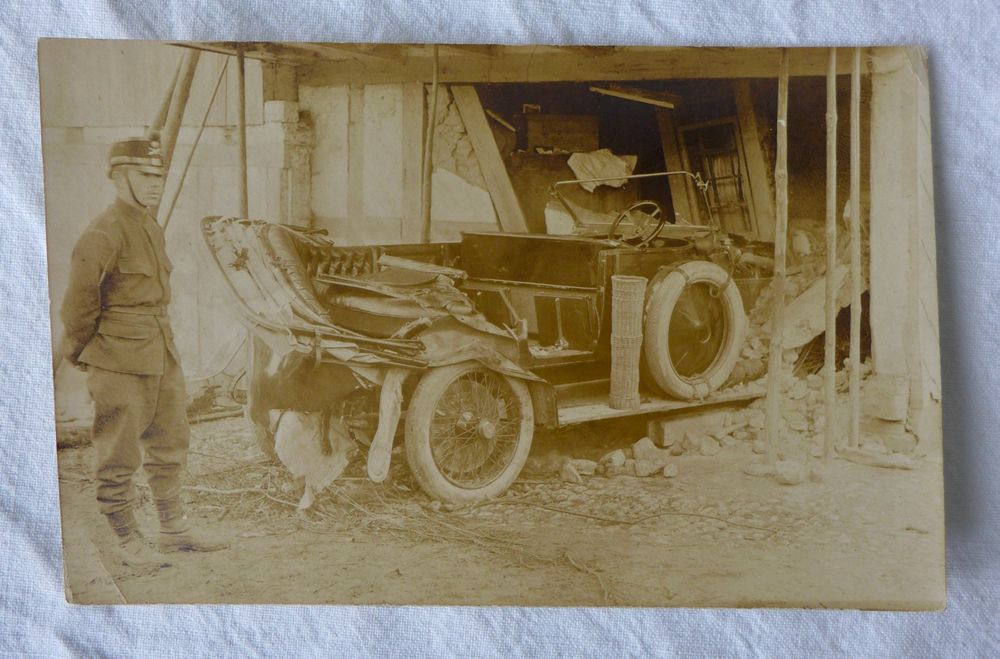 FOTO AK Polizist steht vor einem verunfalltem Oldtimer (Gebraucht) in Wallisellen für CHF 19 ...