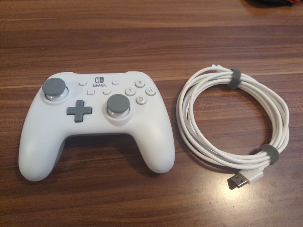 White Nintendo Switch Pro Controller + Cable | Kaufen auf Ricardo