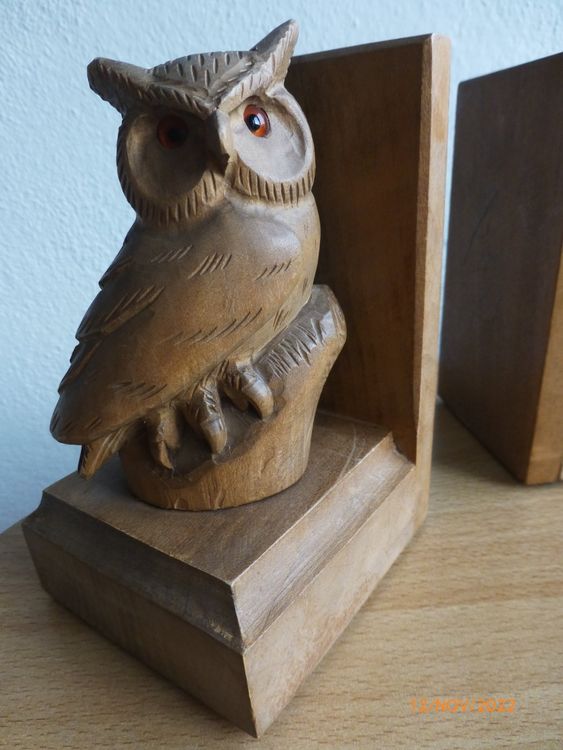 Eulen handgeschnitzt mit Glasaugen. Deko oder Buchstützen. (Gebraucht) in Pratteln für CHF 26 ...