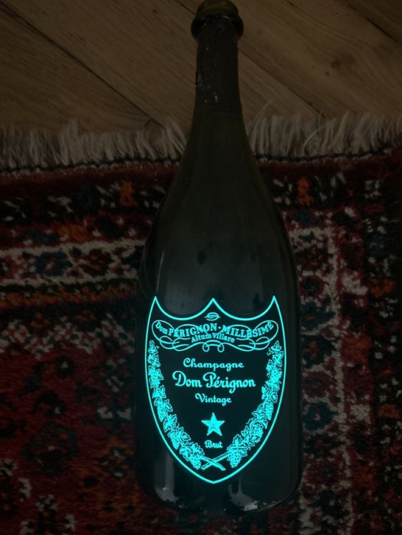 Don Pérignon Flasche Neon-leuchtend (leer) (Gebraucht) in St. Gallen ...