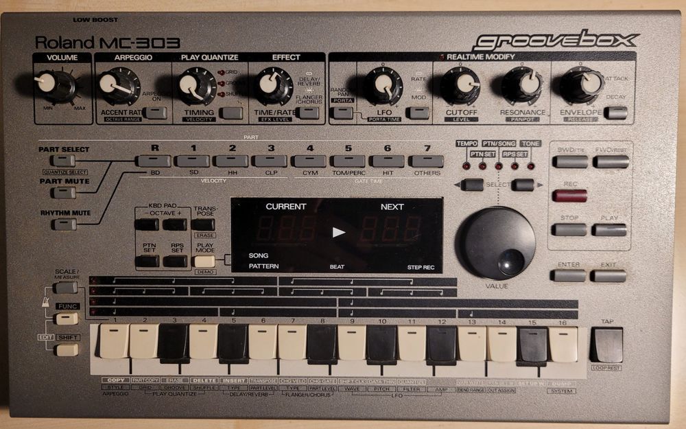Roland MC 303 Groovebox (Defekt) in Heiligkreuz (Mels) für CHF 99 – mit ...