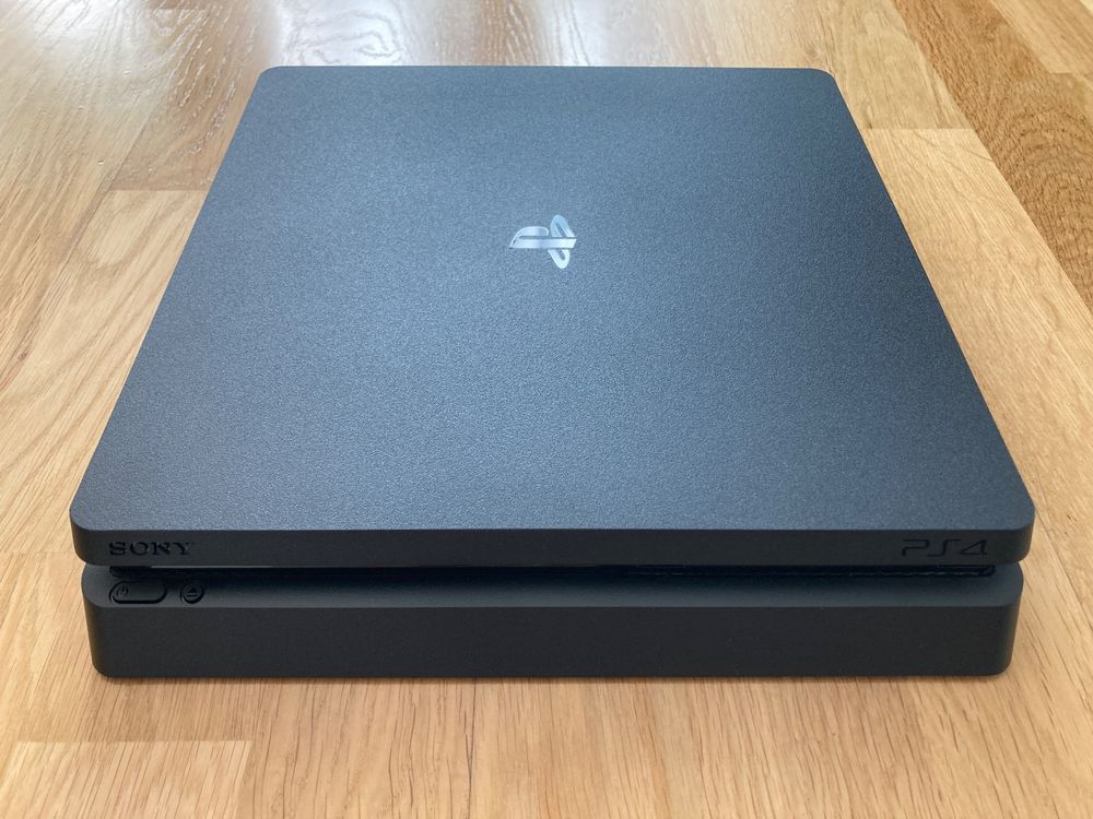 Sony PlaySation PS4 Slim 1T / Console inkl. 2x Controller (Gebraucht) in Zug für CHF 131 – mit ...