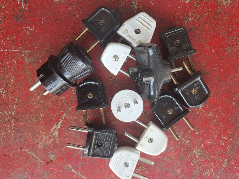 Stecker 220v aus Bakelit/Melamin 40er-70er Jahre (Gebraucht) in Zürich ...