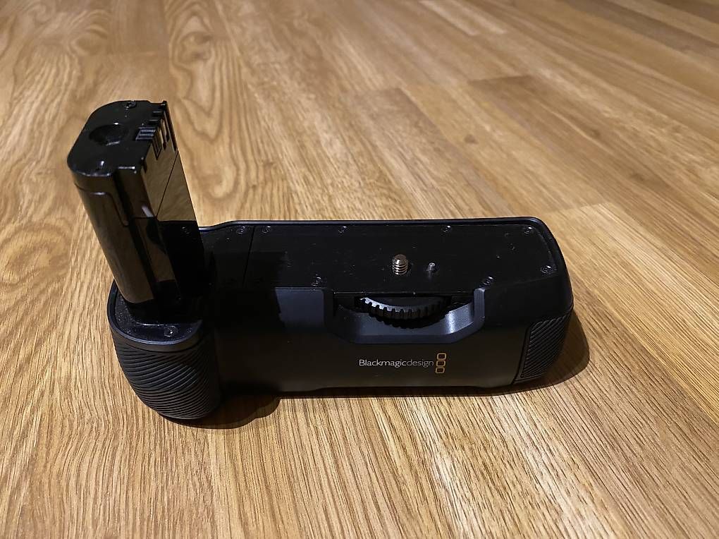Blackmagic Pocket Cinema Camera 4K battery grip (Gebraucht) in Lausanne ...