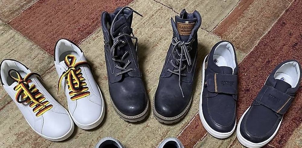 3 Paar Schuhe Jungs Gr. 35 neuwertig (Gebraucht) in Zürich für CHF 30 ...