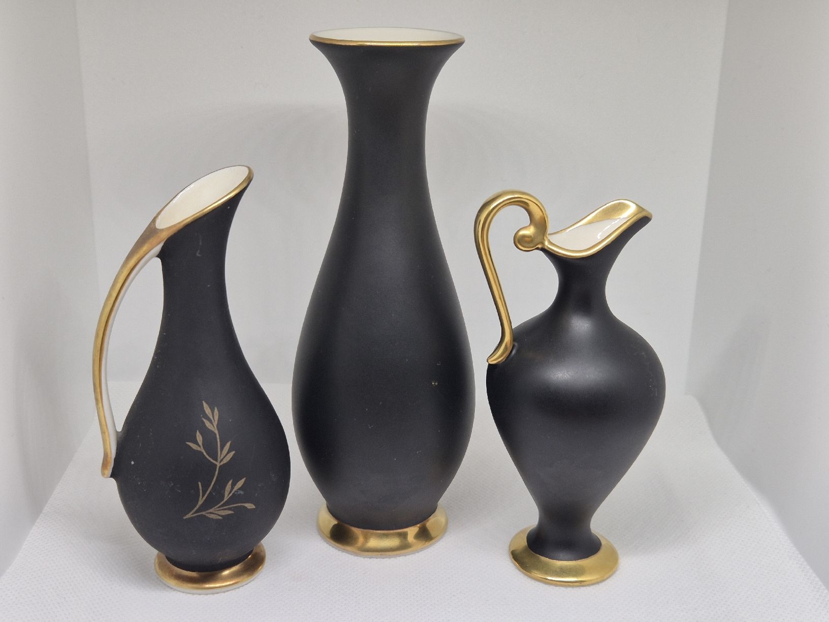 “Vintage Black & Gold Porcelain Vases Set – Handpainted 24k (Gebraucht) in Thun für CHF 9.9 ...