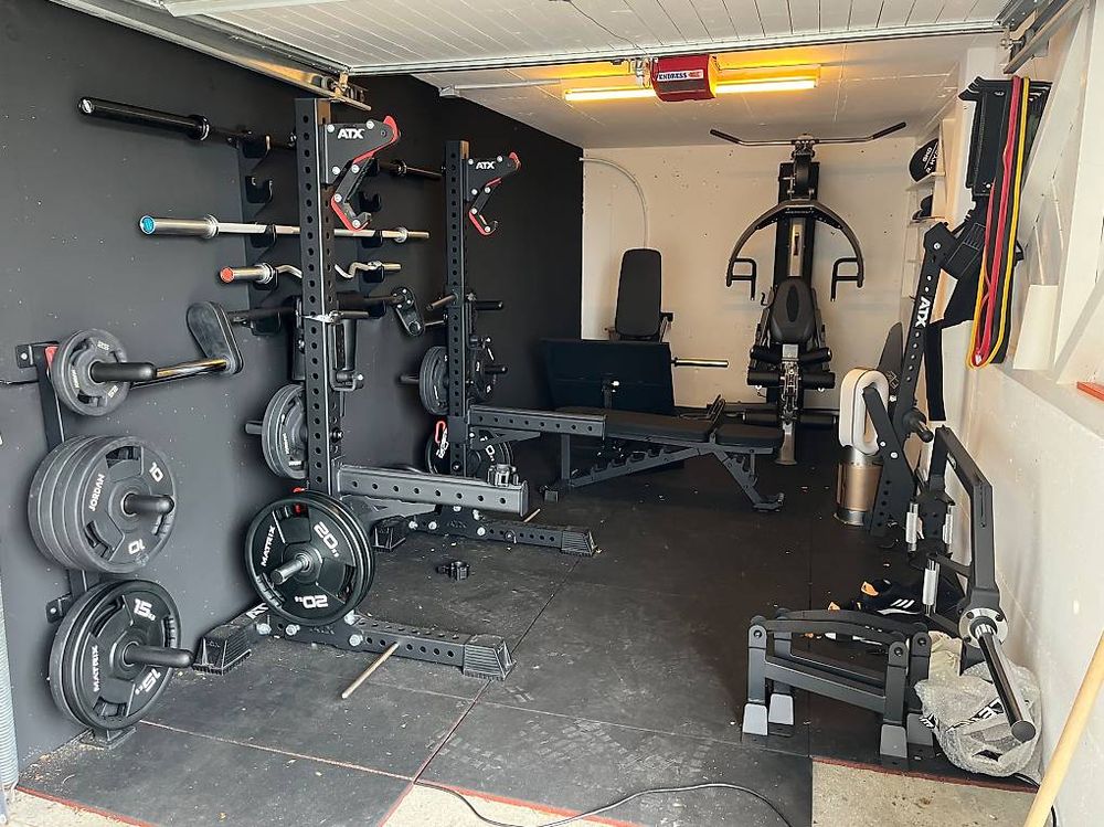 Komplettes Home-Gym mit Rack, Geräten, Stangen und Gewichten (Gebraucht ...