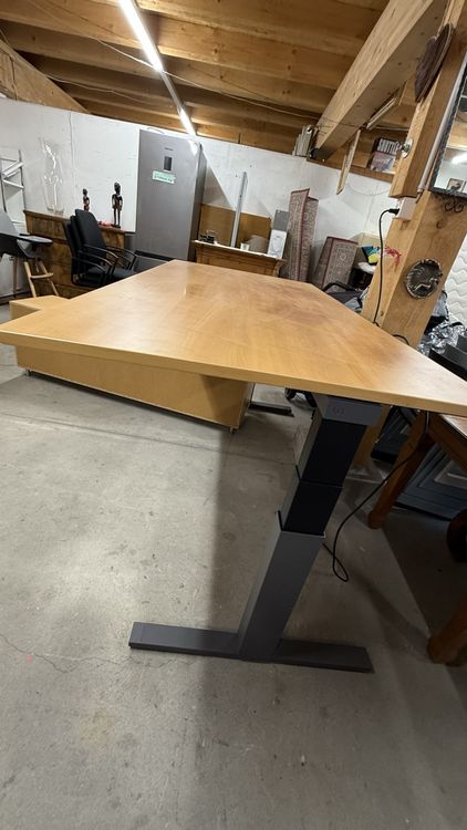 Elektrisch höhenverstellbarer Schreibtisch (Gebraucht) in Glattbrugg für CHF 450 – nur Abholung ...