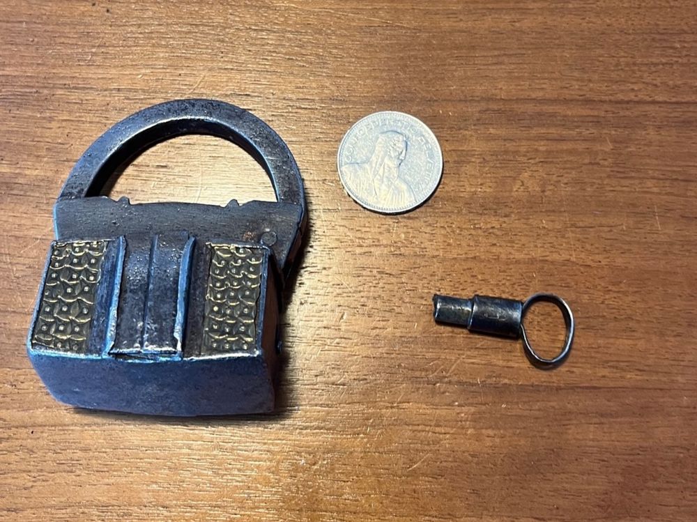 Antikes Vorhängeschloss aus Eisen und Messing (Gebraucht) in Zumikon für CHF 125 – mit Lieferung ...