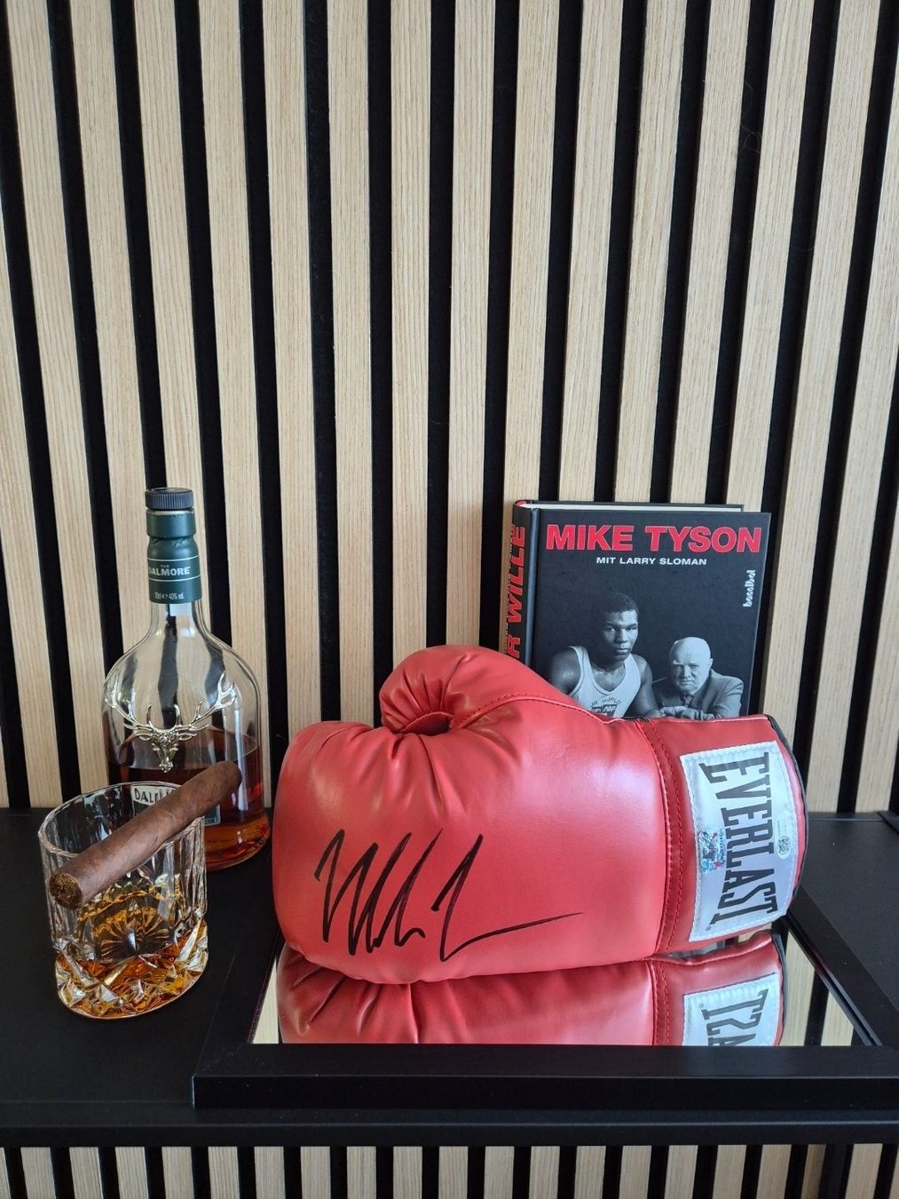 Mike Tyson NEU Handsignierter roter Boxhandschuh mit COA (Neu (gemäss ...