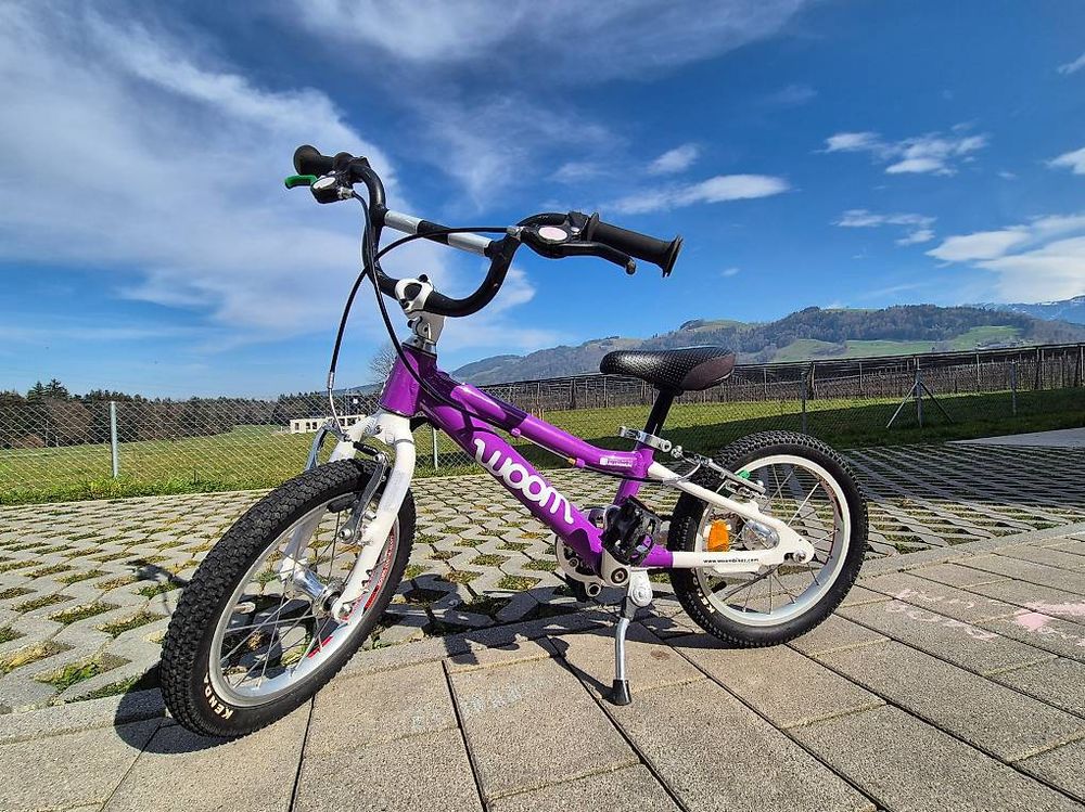 Woom 2 Kinderfarrad, 14 Zoll, lila, inkl. Ständer | Kaufen auf Ricardo