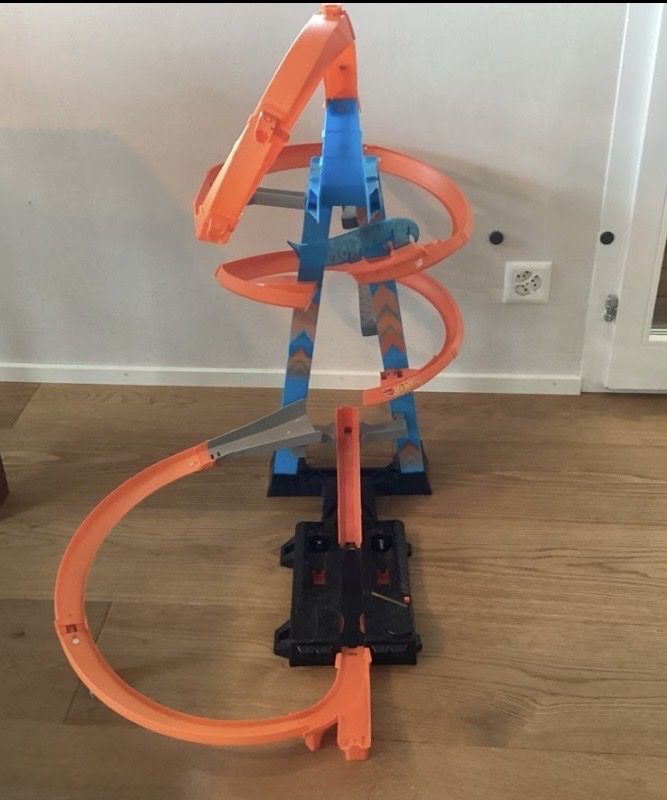 Hot Wheels - Sky Crash Tower (Gebraucht) in Uttigen für CHF 20 – nur ...