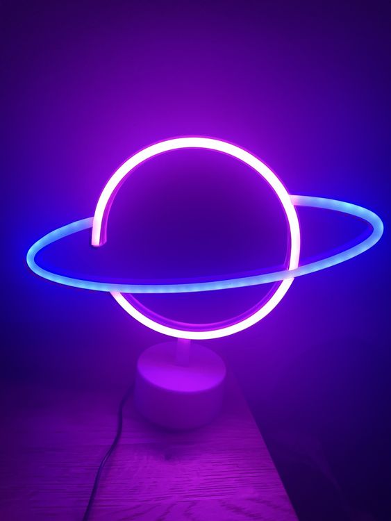 2 Neon LED Deko Leuchten Blitz & Saturn | Kaufen auf Ricardo
