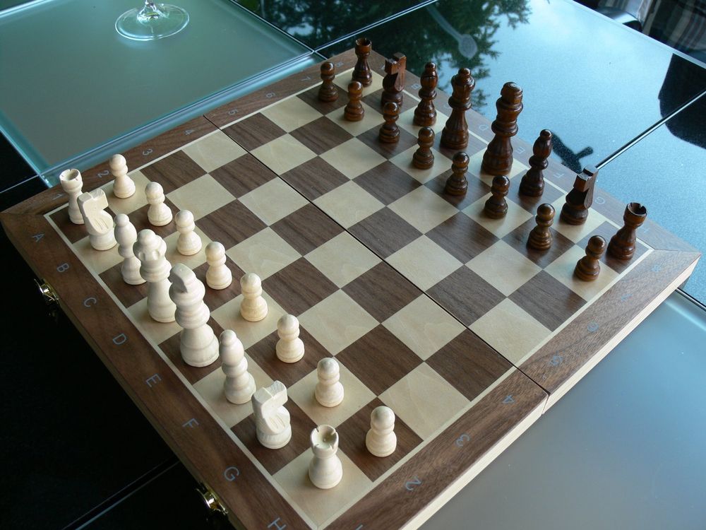 Schach-Spiel aus Holz, inklusive Schach Figuren 38cm (Gebraucht) in ...